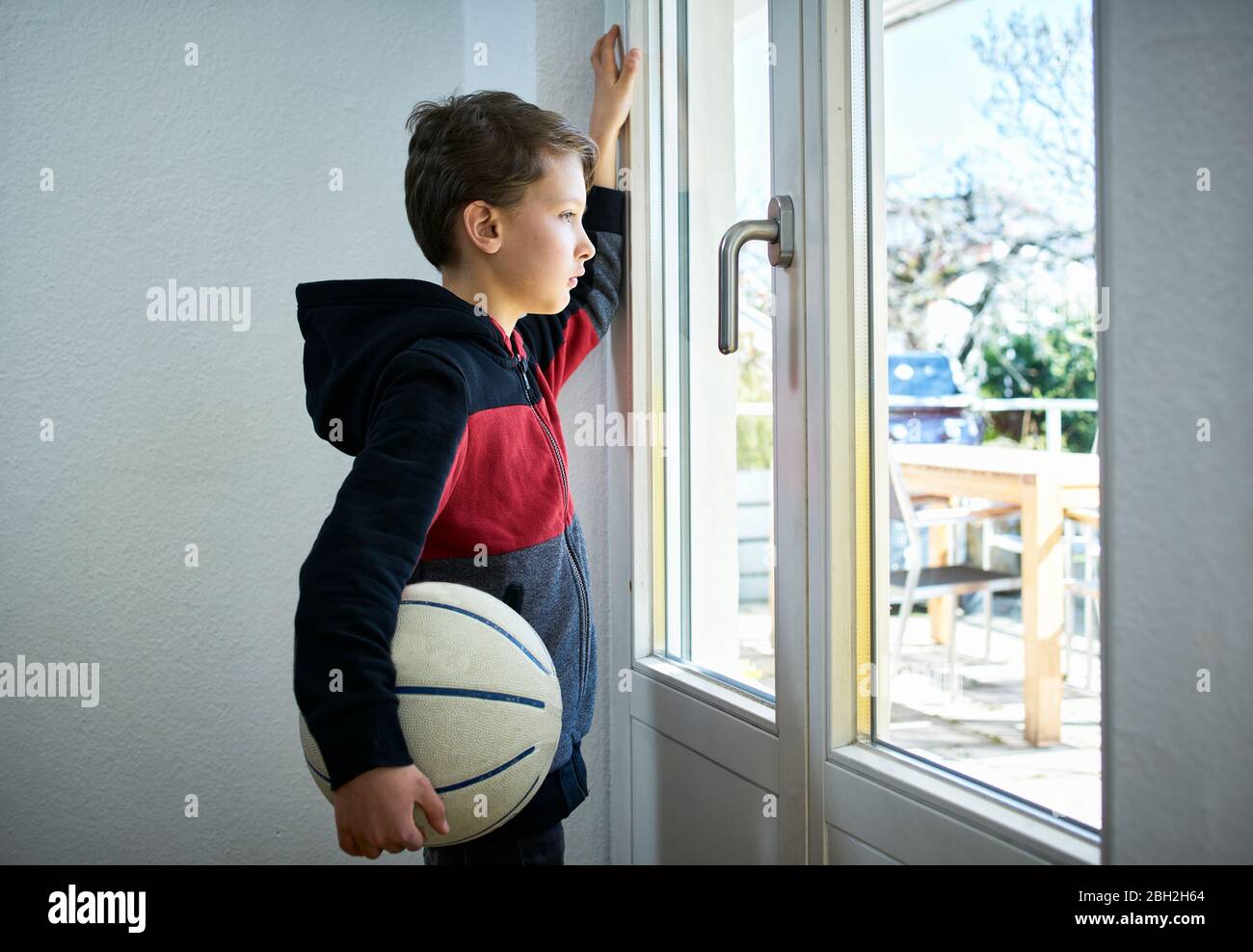 Boy looking out window sad hi-res stock photography and images - Alamy