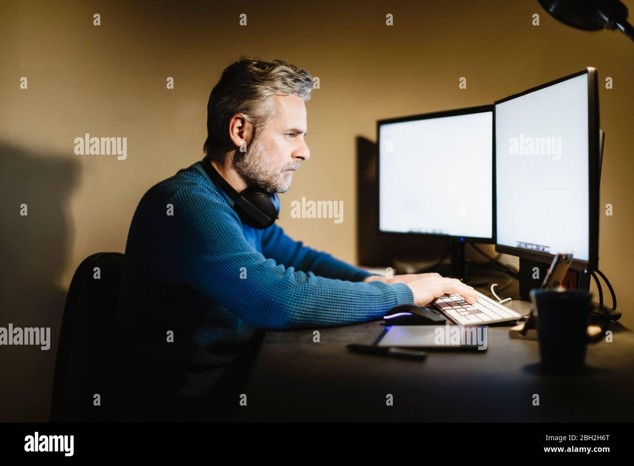 Home computer people lighting hi-res stock photography and images - Alamy