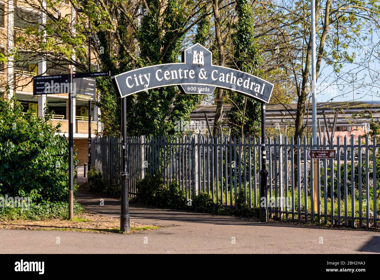 Empty railway station concourse hi-res stock photography and images - Alamy