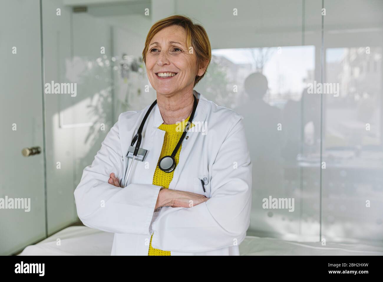 Female doctor standing sideways hi-res stock photography and images - Alamy