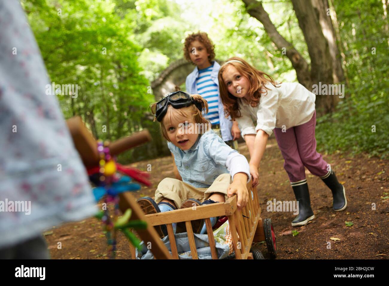 Children playing forest hi-res stock photography and images - Alamy