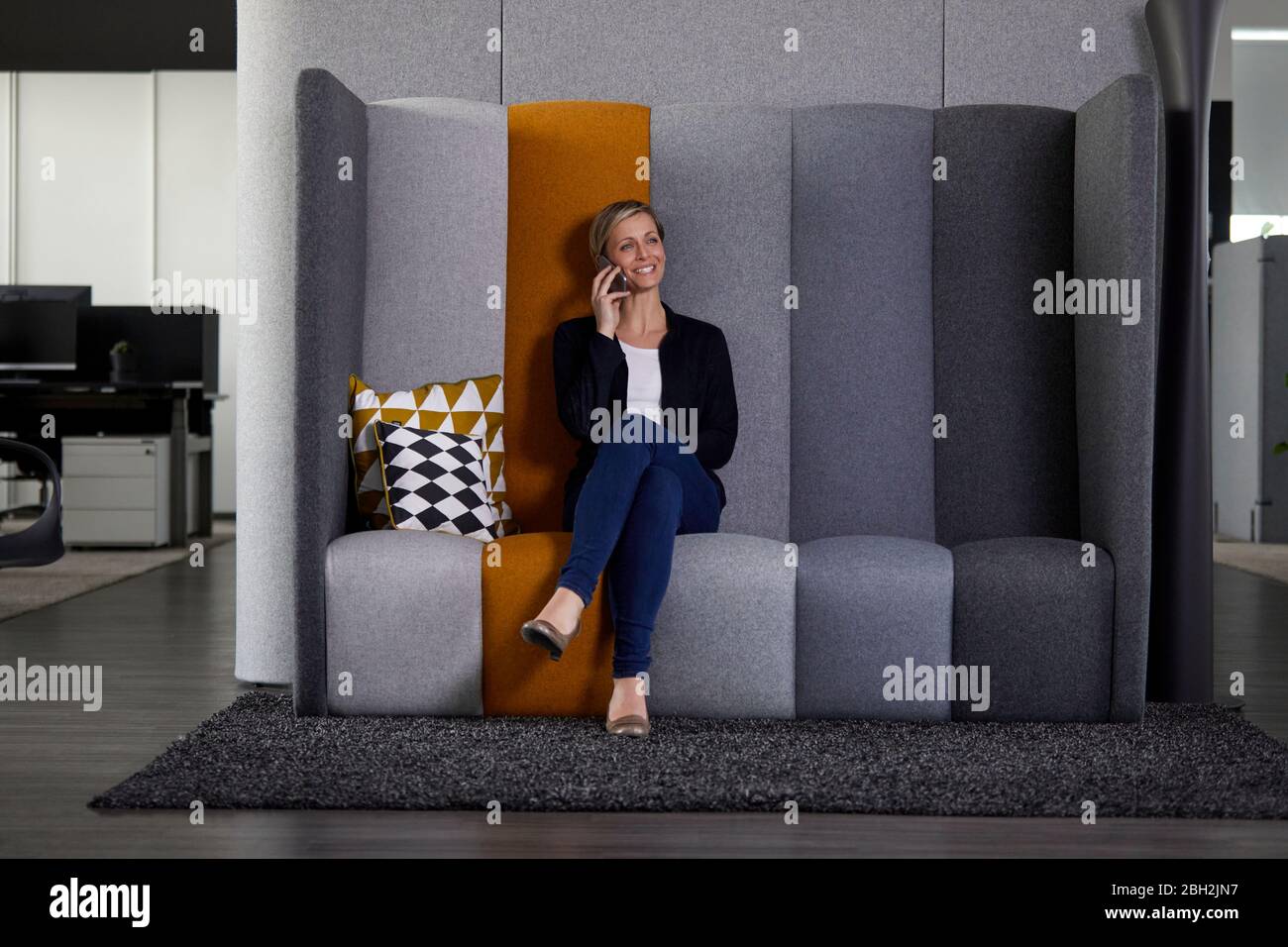 Office worker in cubicle hi-res stock photography and images - Alamy