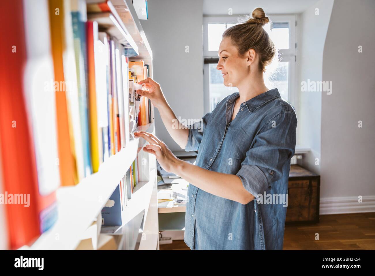 Pregnant woman taking up space hi-res stock photography and images - Alamy