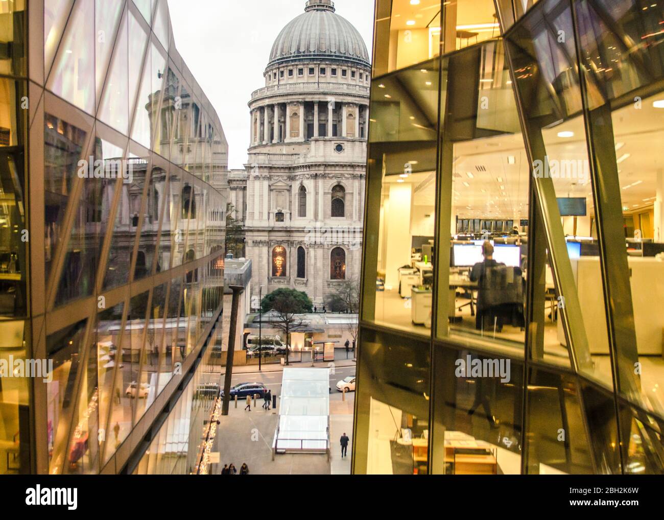 Famous office building britain shop hi-res stock photography and images ...
