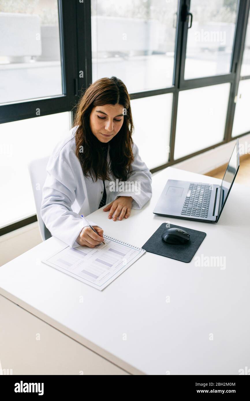 Doctor taking notes office hi-res stock photography and images - Alamy