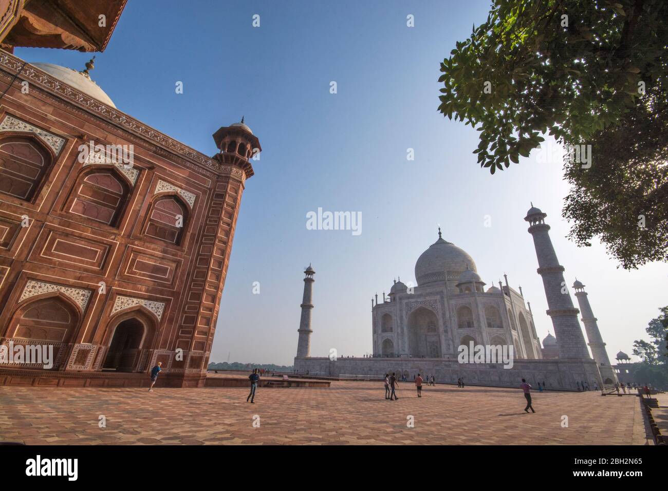 taj mahal wide angle view Stock Photo - Alamy