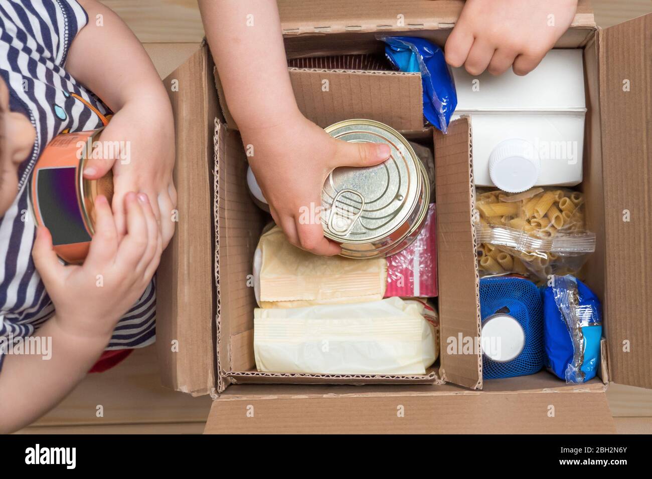Charity giving food hands hi-res stock photography and images - Alamy