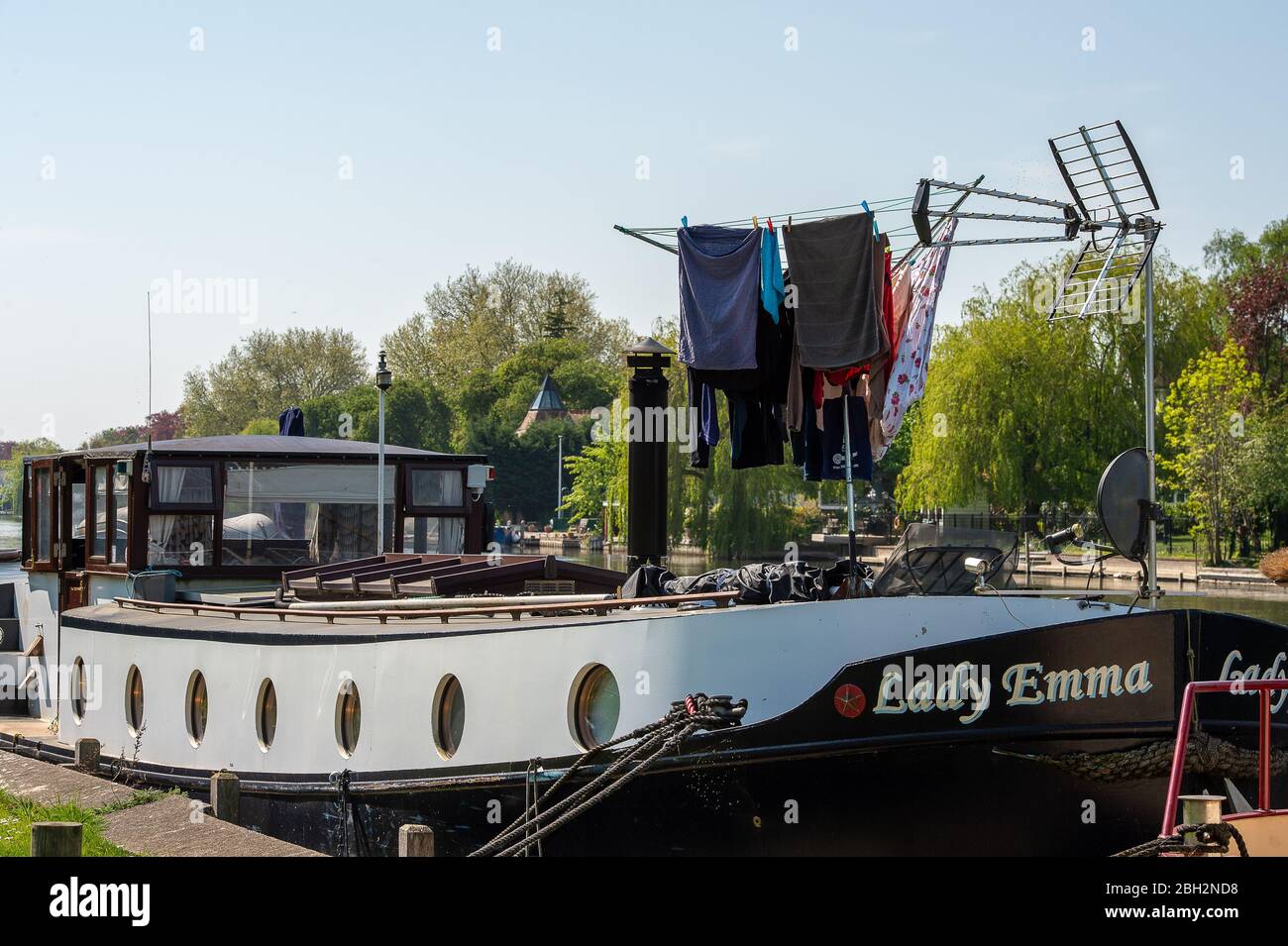Maidenhead, Berkshire, UK. 23rd April, 2020. Some washing gets a good ...