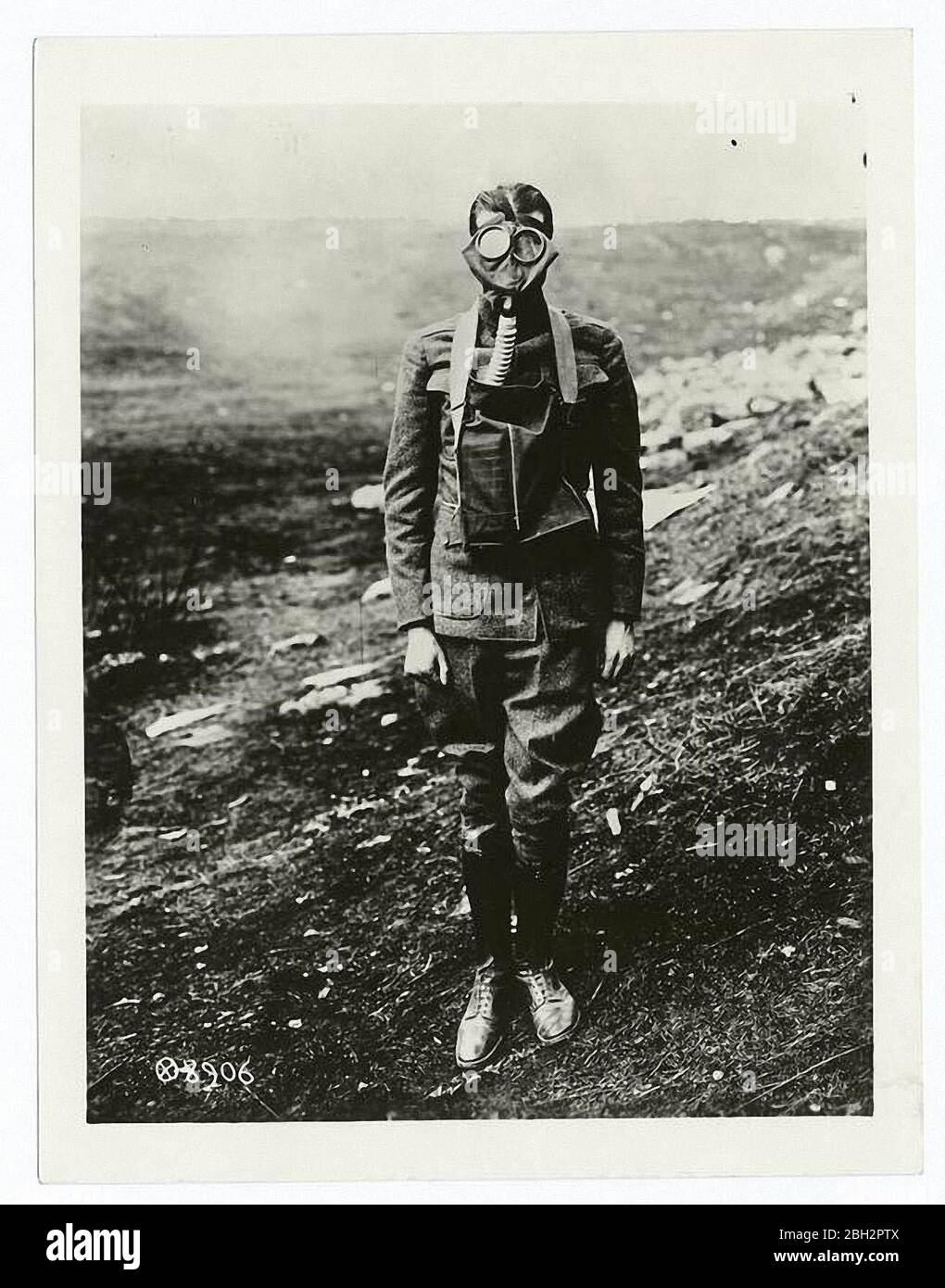 Boy wearing gas mask hi-res stock photography and images - Alamy