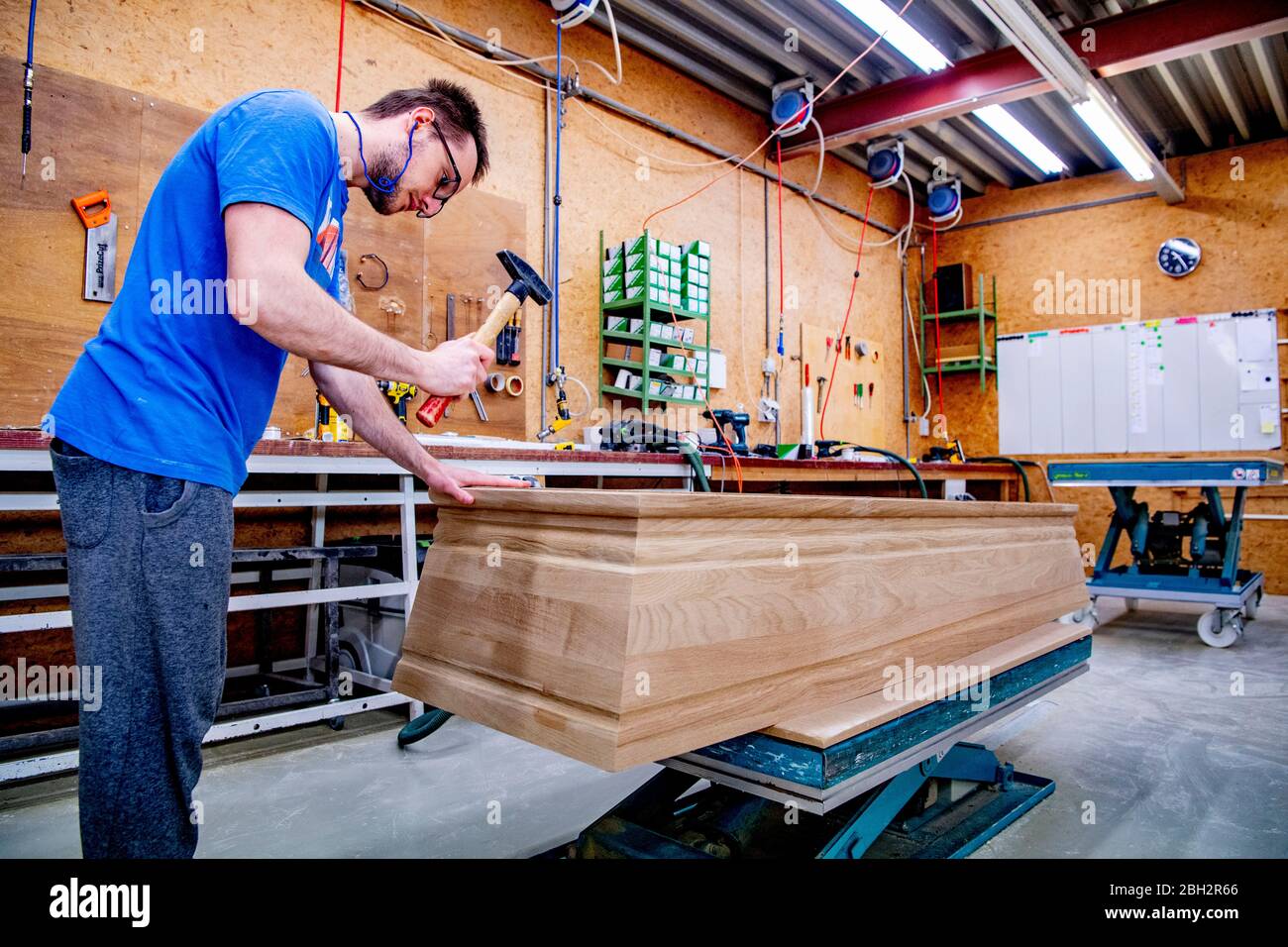 Gendringe, Netherlands. 23rd Apr, 2020. An employee making a casket at ...