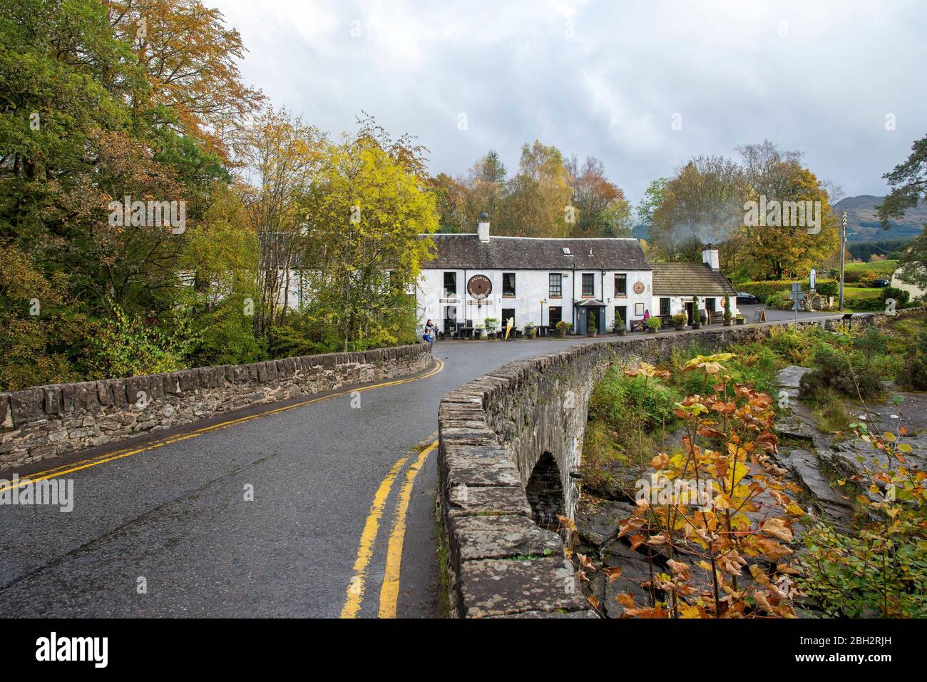 The Falls of Dochart Inn at the bridge over the cascading waterfalls ...