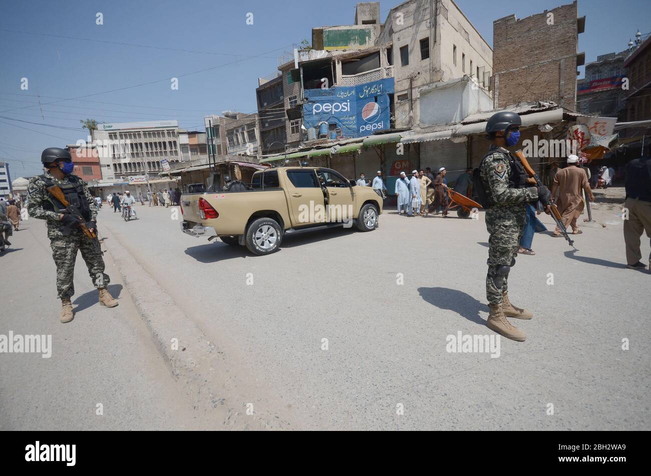 Peshawar, Pakistan. 23rd Apr, 2020. Pakistani paramilitary soldiers ...