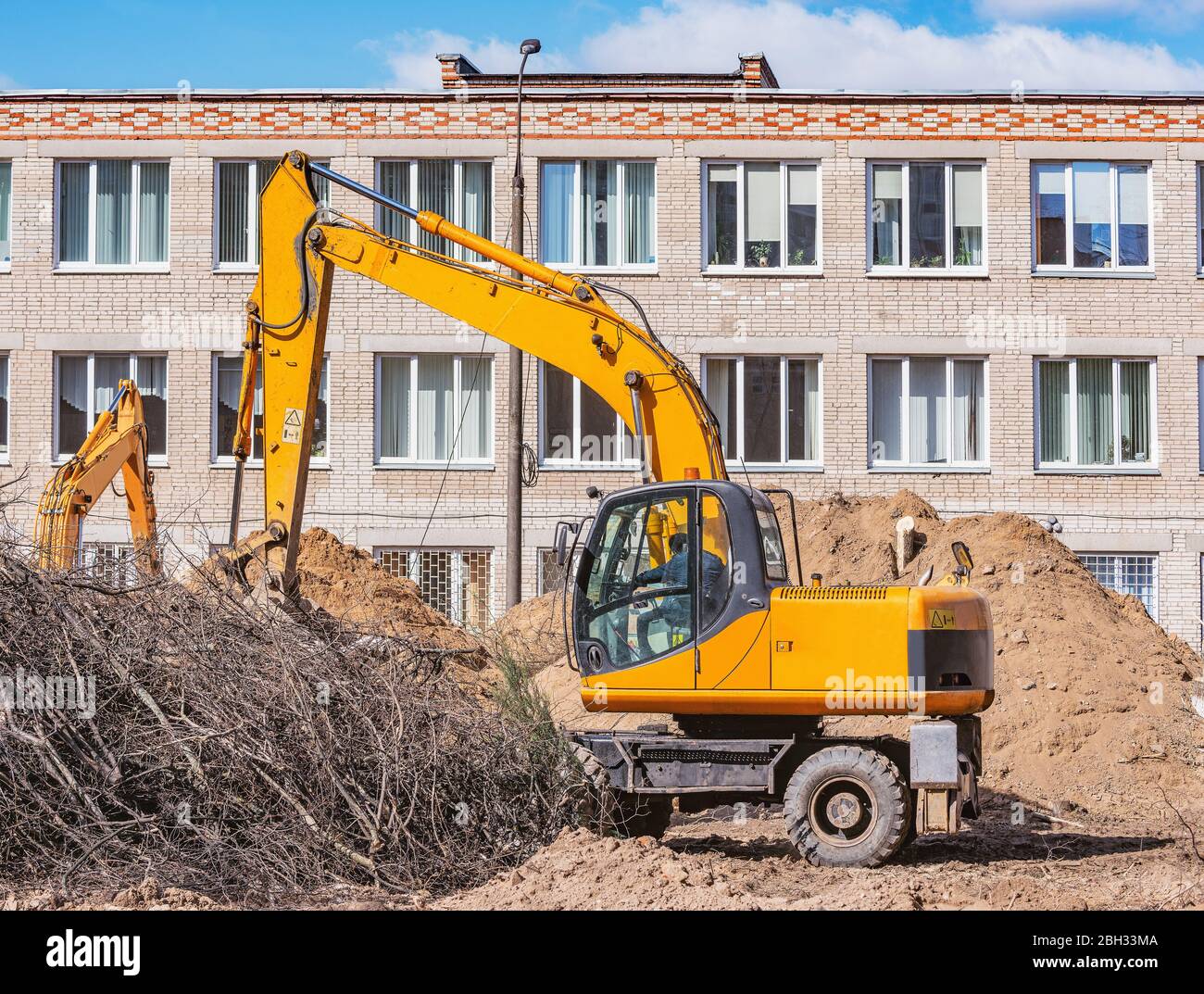 Construction machine digs hi-res stock photography and images - Alamy