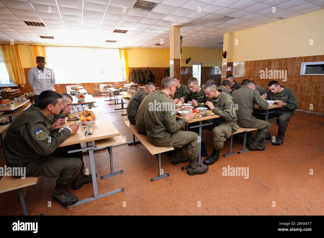Soldiers eating meal hi-res stock photography and images - Alamy