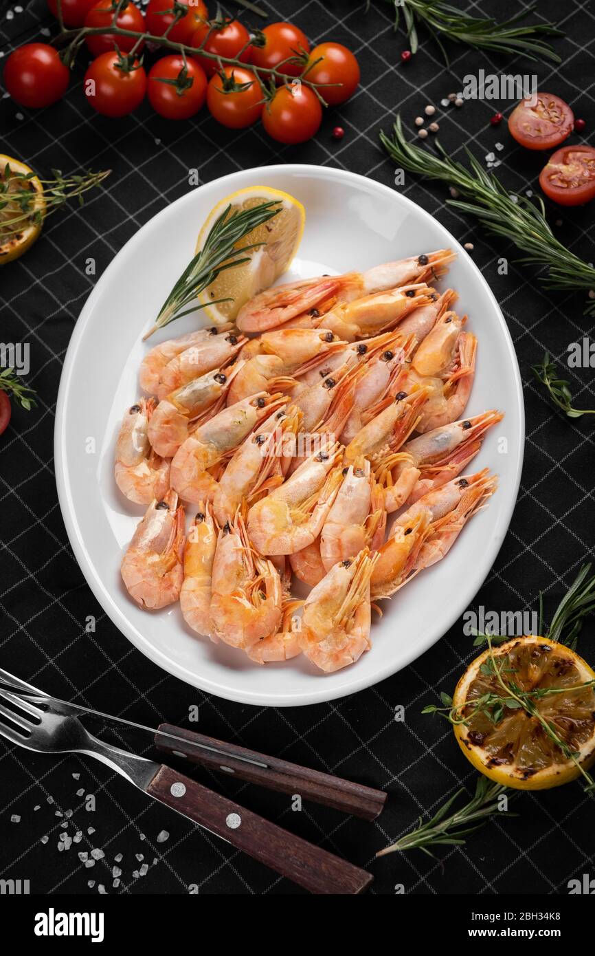 Shell on cooked king prawns hi-res stock photography and images - Alamy