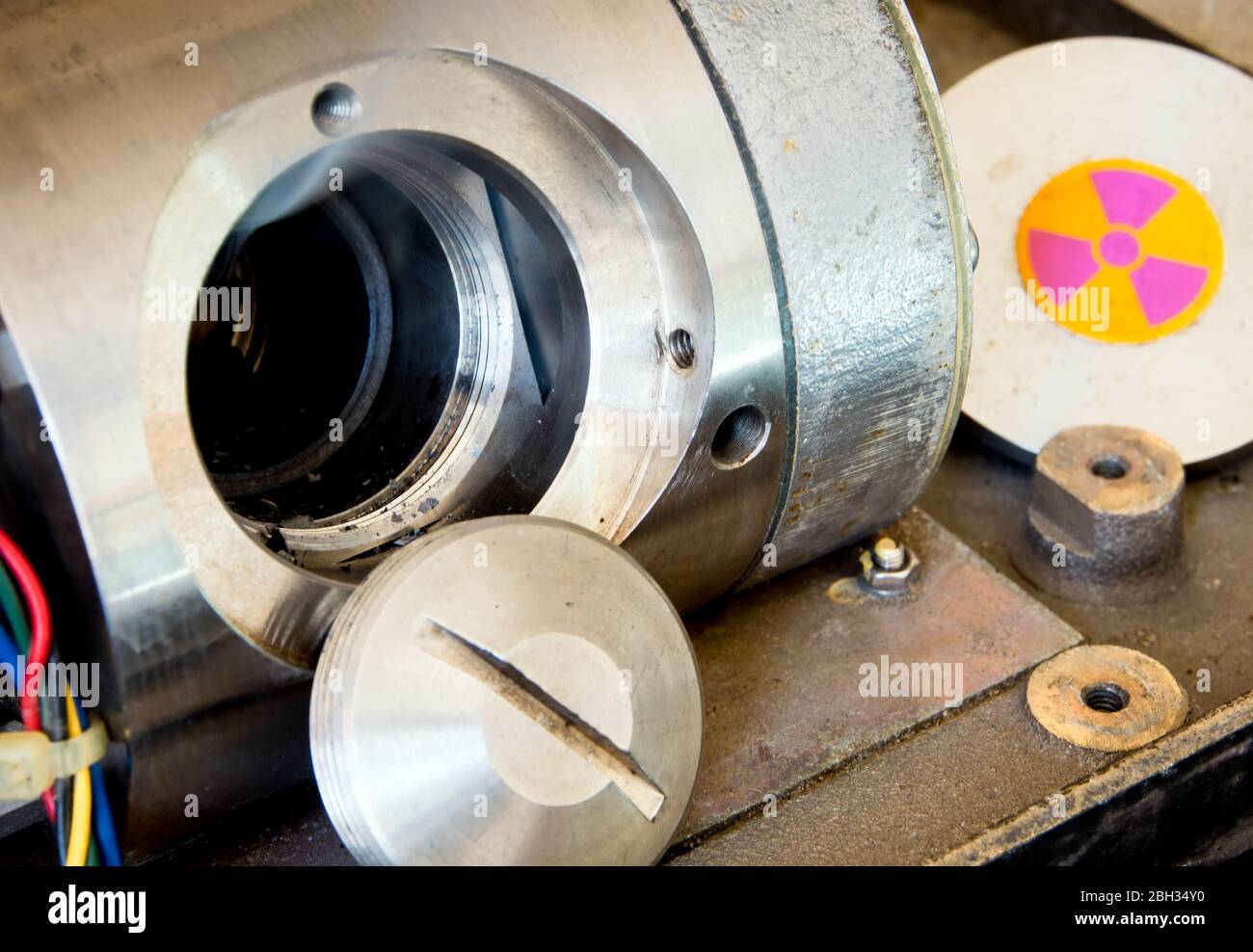 Opening the cover of Radioactive container in the part of machinery ...