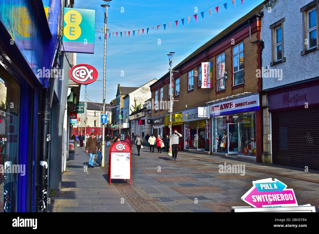 View along pedestrianised main shopping street hi-res stock photography ...