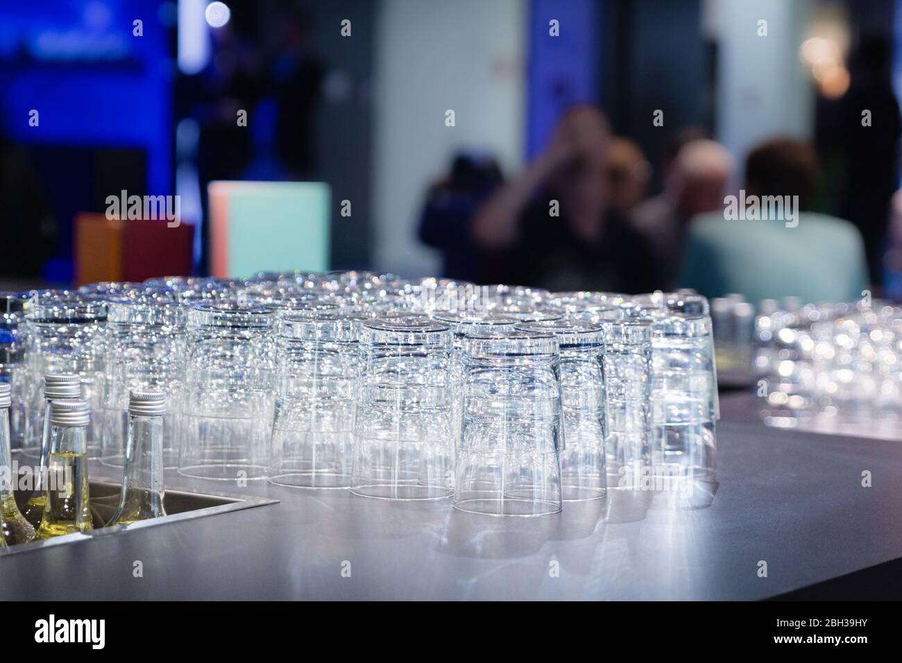 Table empty alcoholic drinks hi-res stock photography and images - Alamy