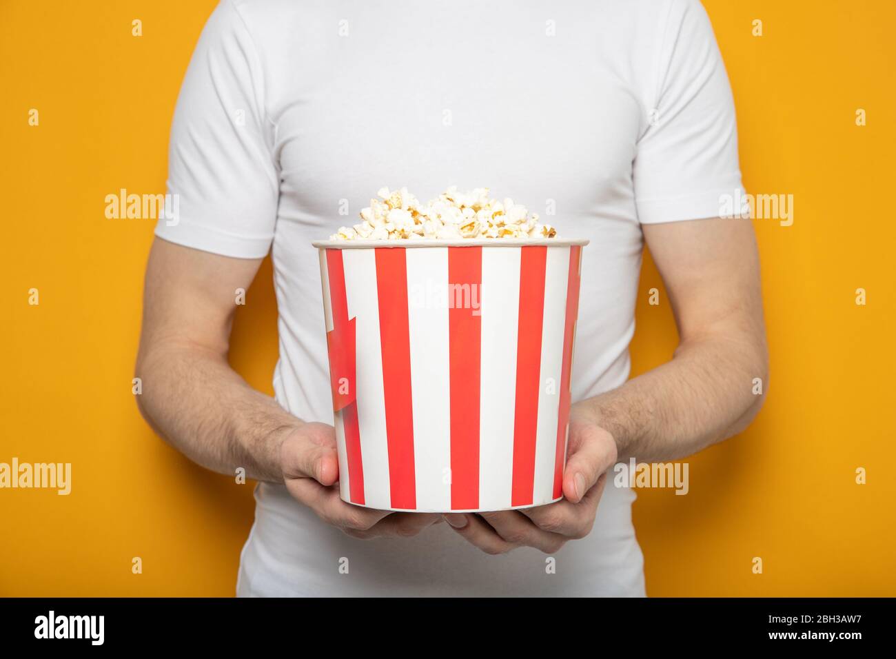 Popcorn cinema hands hi-res stock photography and images - Alamy