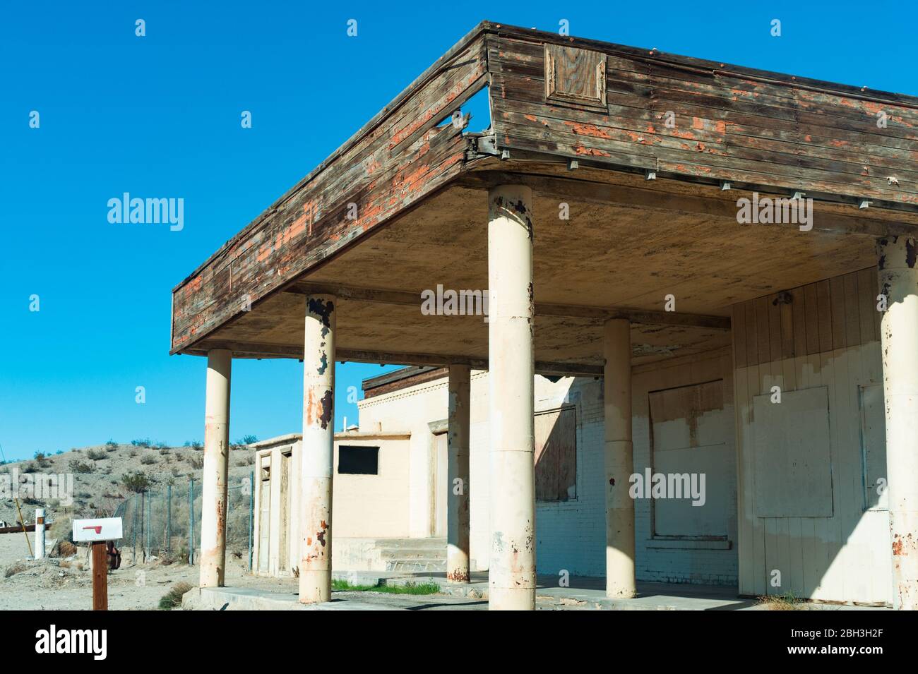 Old abandoned building on route 66 in southern California Stock Photo ...