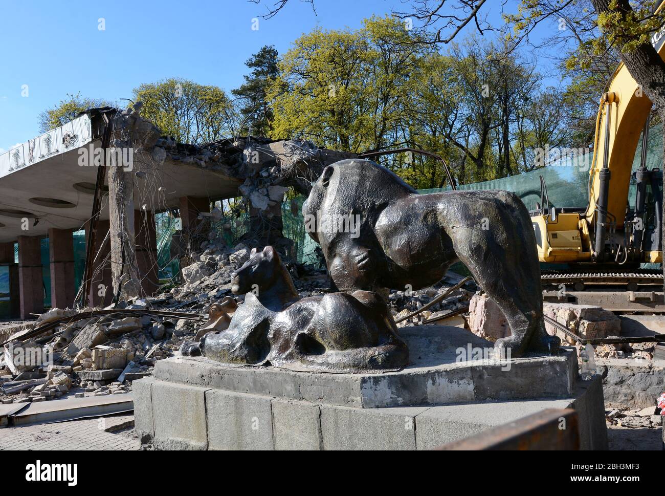 KYIV, UKRAINE - APRIL 22, 2020: As part of the reconstruction of the ...
