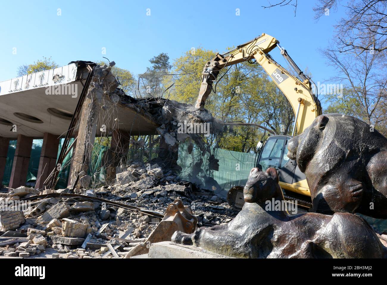 KYIV, UKRAINE - APRIL 22, 2020: As part of the reconstruction of the ...
