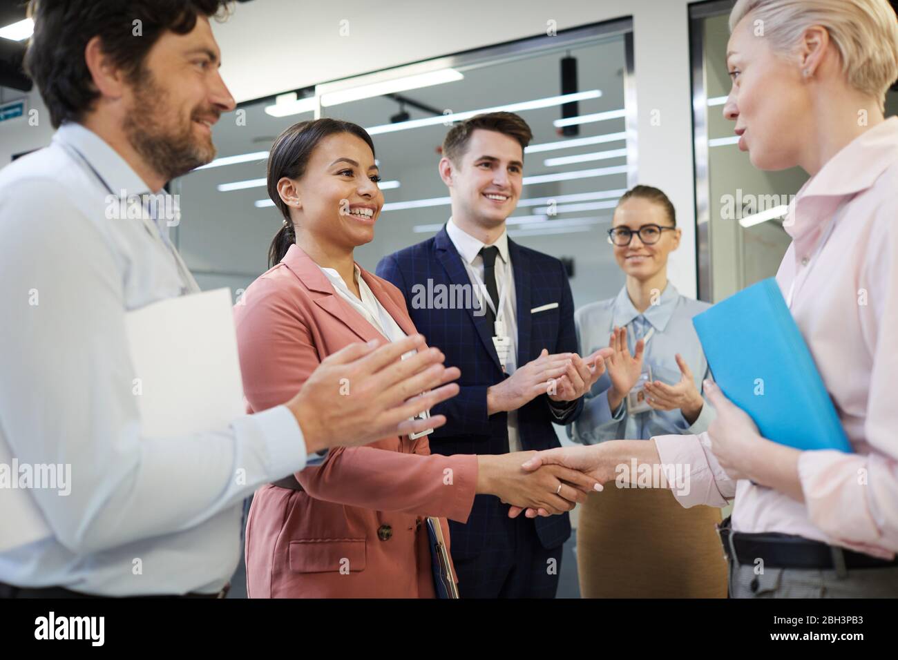 Hands clapping image hi-res stock photography and images - Alamy