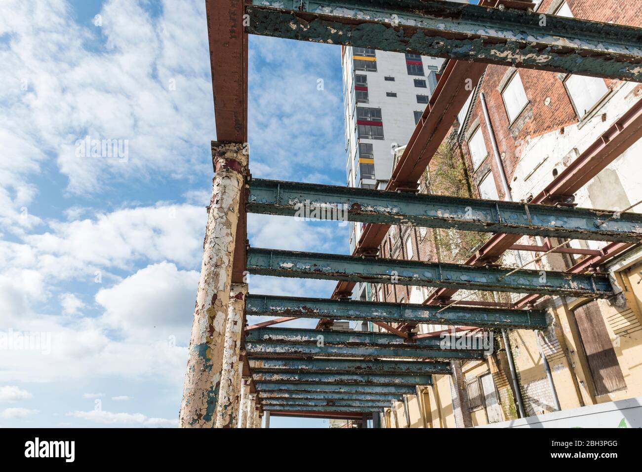Iron frame building hi-res stock photography and images - Alamy