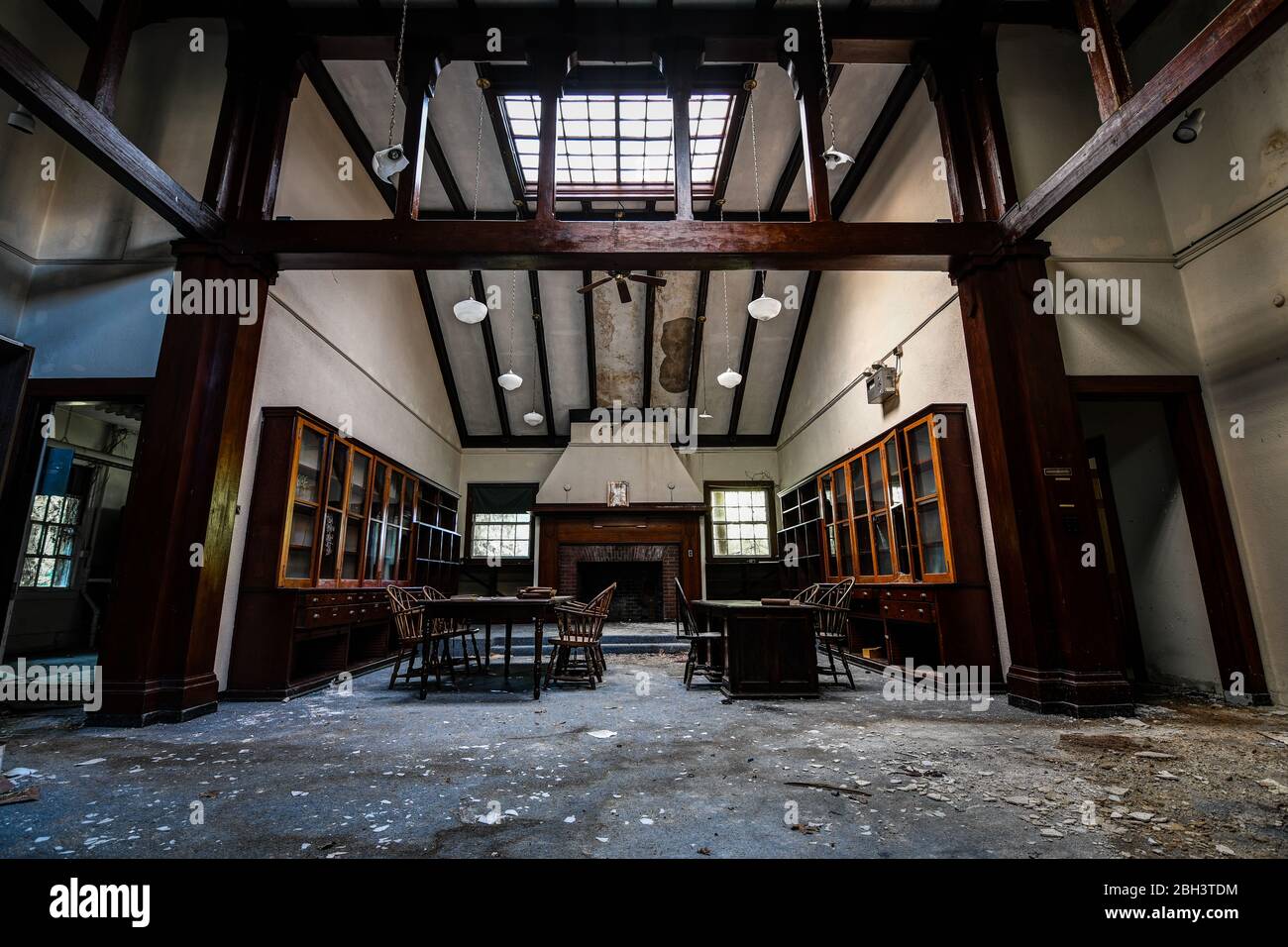 Empty library tables books hi-res stock photography and images - Alamy