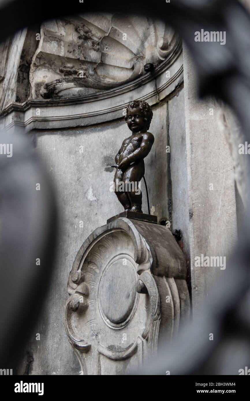 Peeing boy - Manneken Pis statue in Brussels, Belgium Stock Photo - Alamy