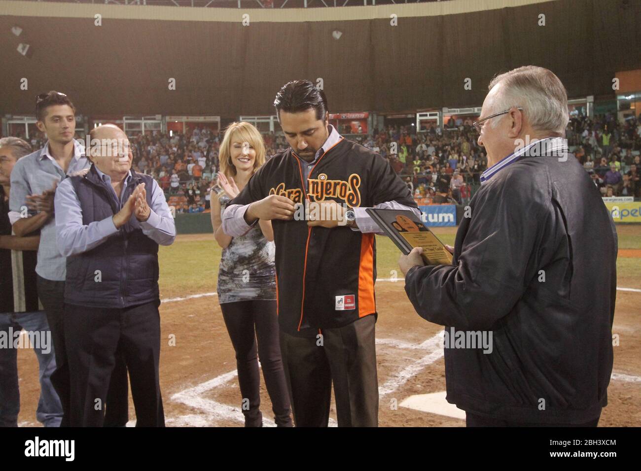 HOMANAJE A VINICIO CASTILLA. de Izquierda A derecha: Enrique Mazon ...