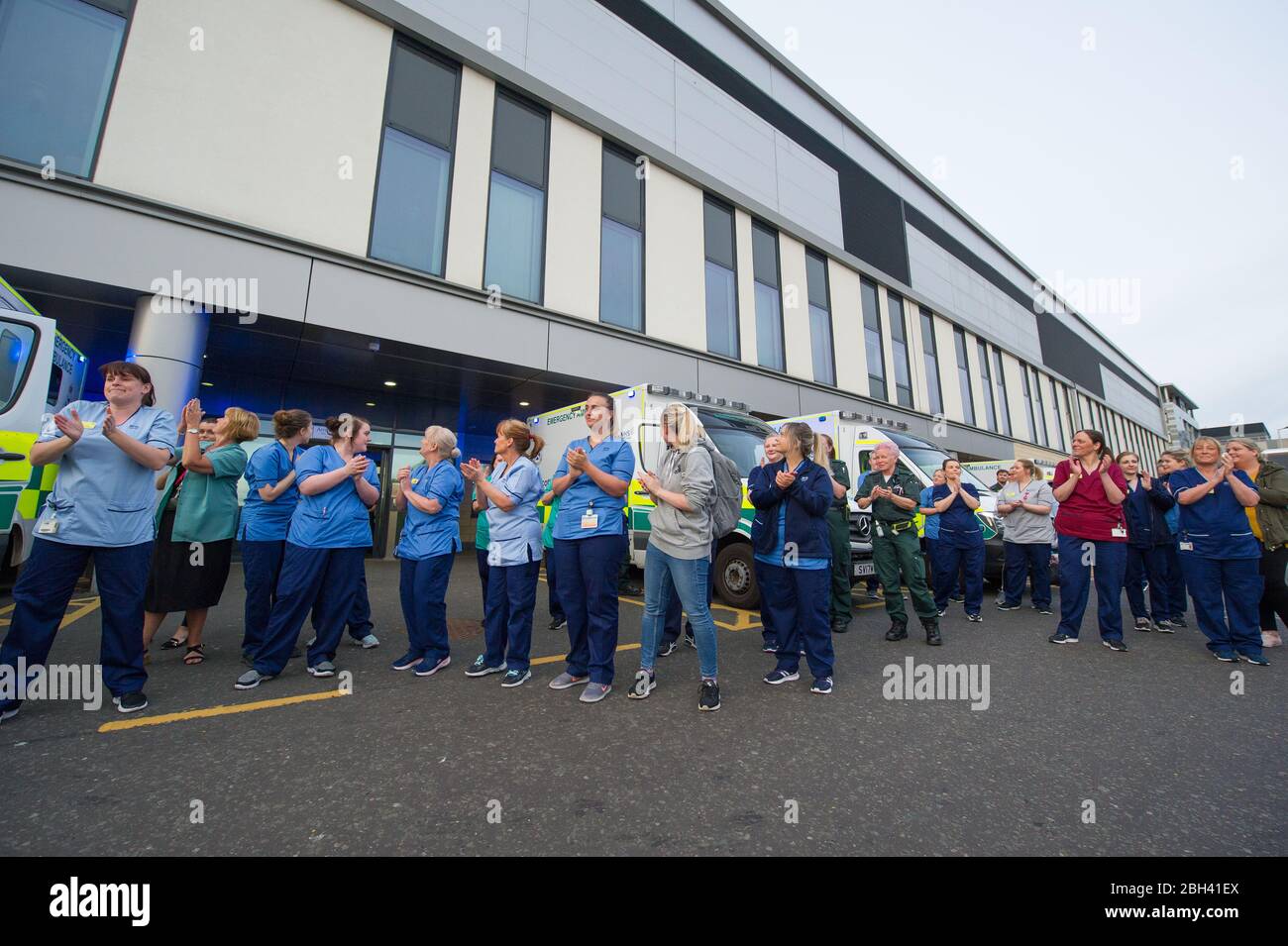 Nhs clapping 2020 hi-res stock photography and images - Alamy