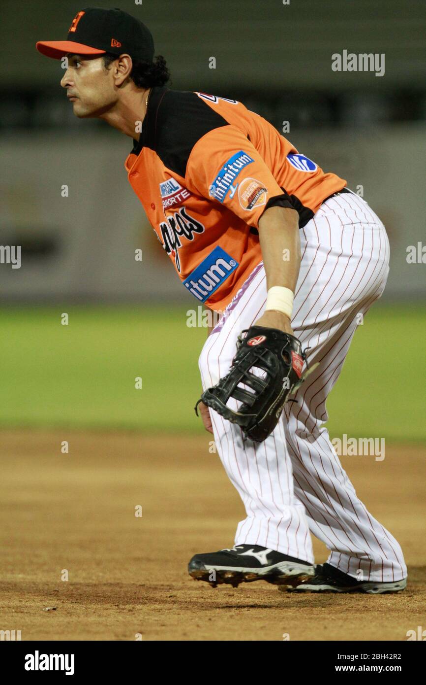 Jesse Gutierrez de naranjeros , durante el juego de beisbol de ...