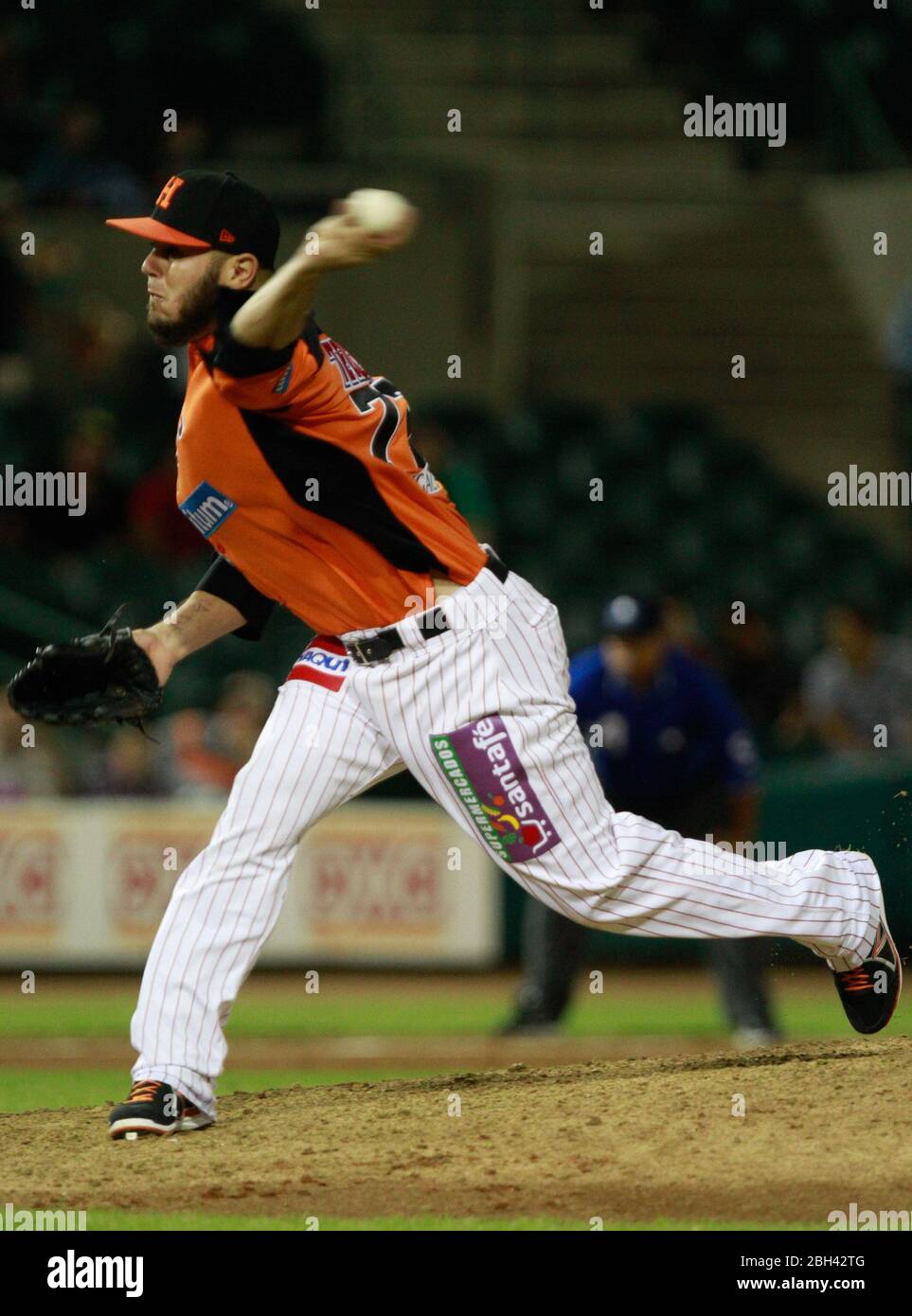 Marco Zavala segundo relevo de naranjeros durante el juego de beisbol ...