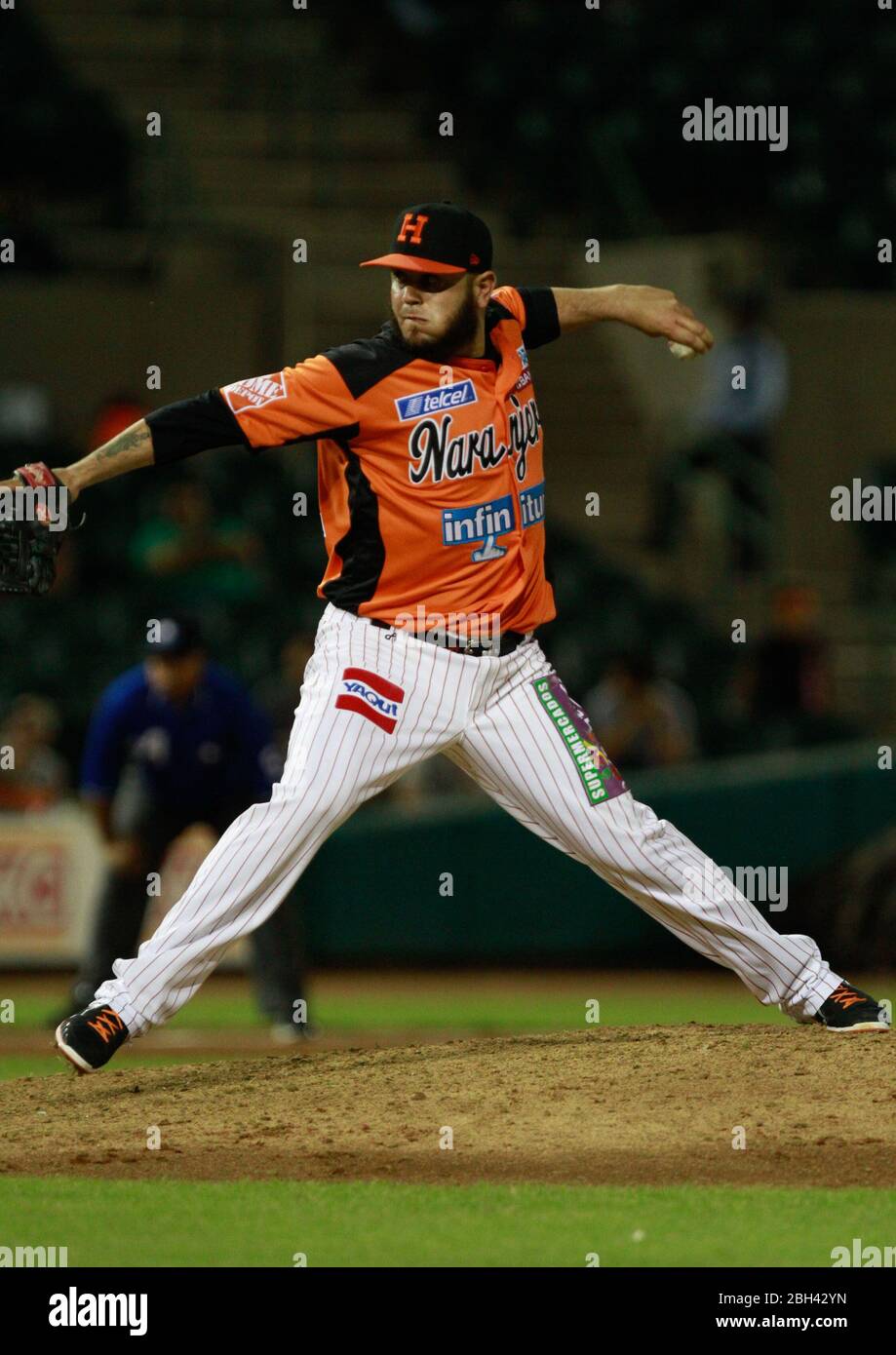 Marco Zavala segundo relevo de naranjeros durante el juego de beisbol ...
