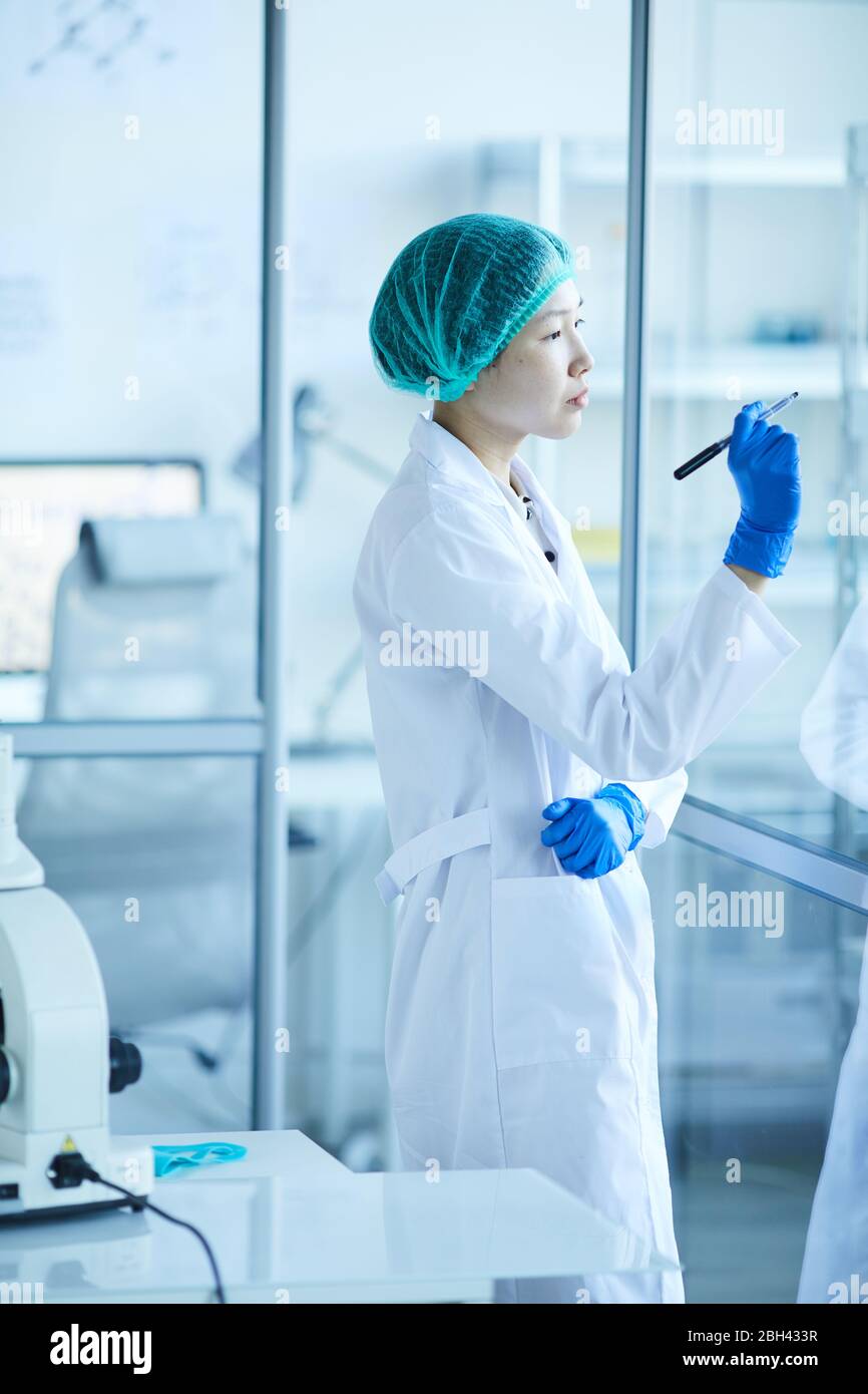Scientist in white coat hi-res stock photography and images - Alamy