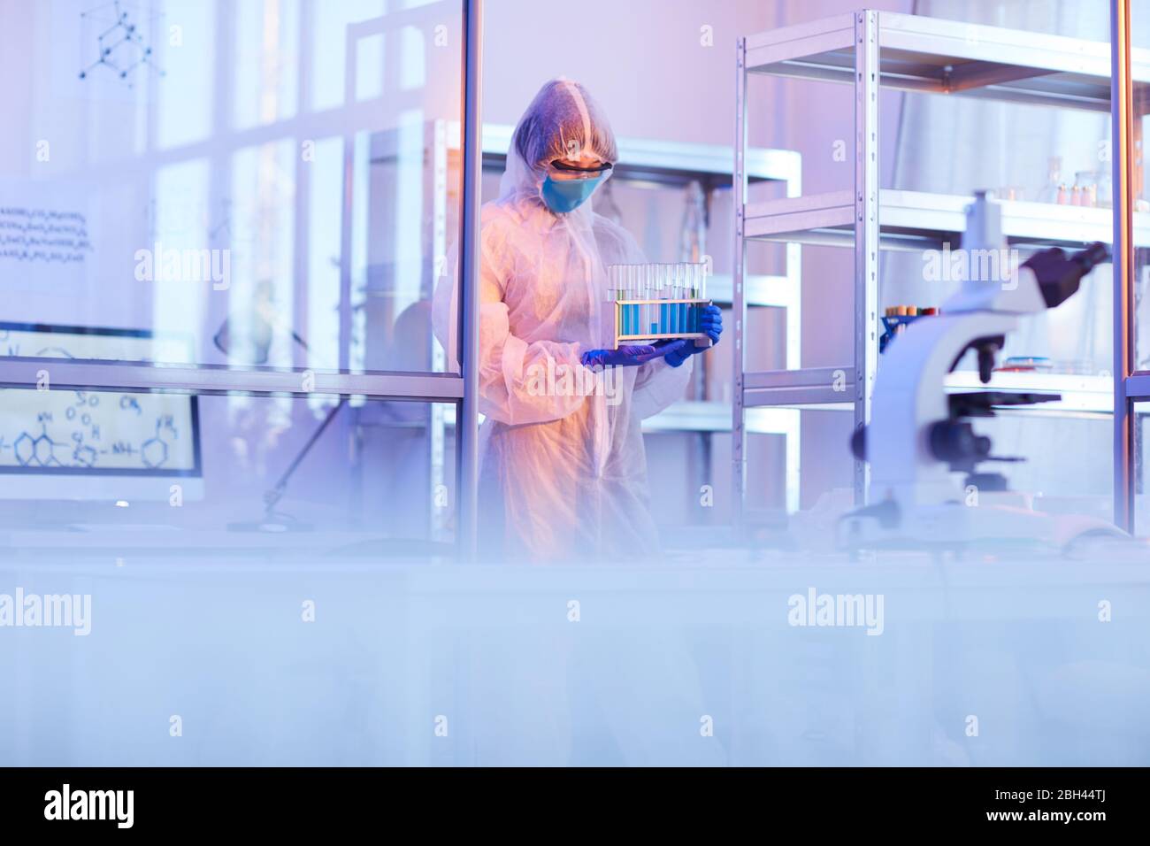 People carrying tubes hi-res stock photography and images - Alamy