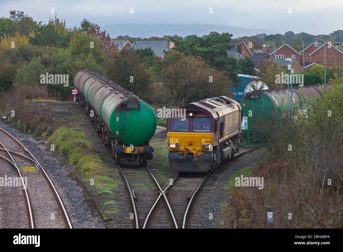EWS / DB Cargo Rail class 66 locomotive 66221 shunting TEA bogie rail ...