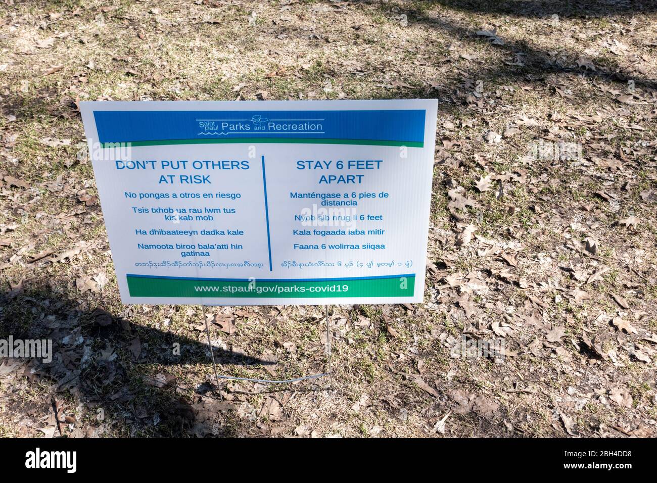 6 feet distance sign hi-res stock photography and images - Alamy