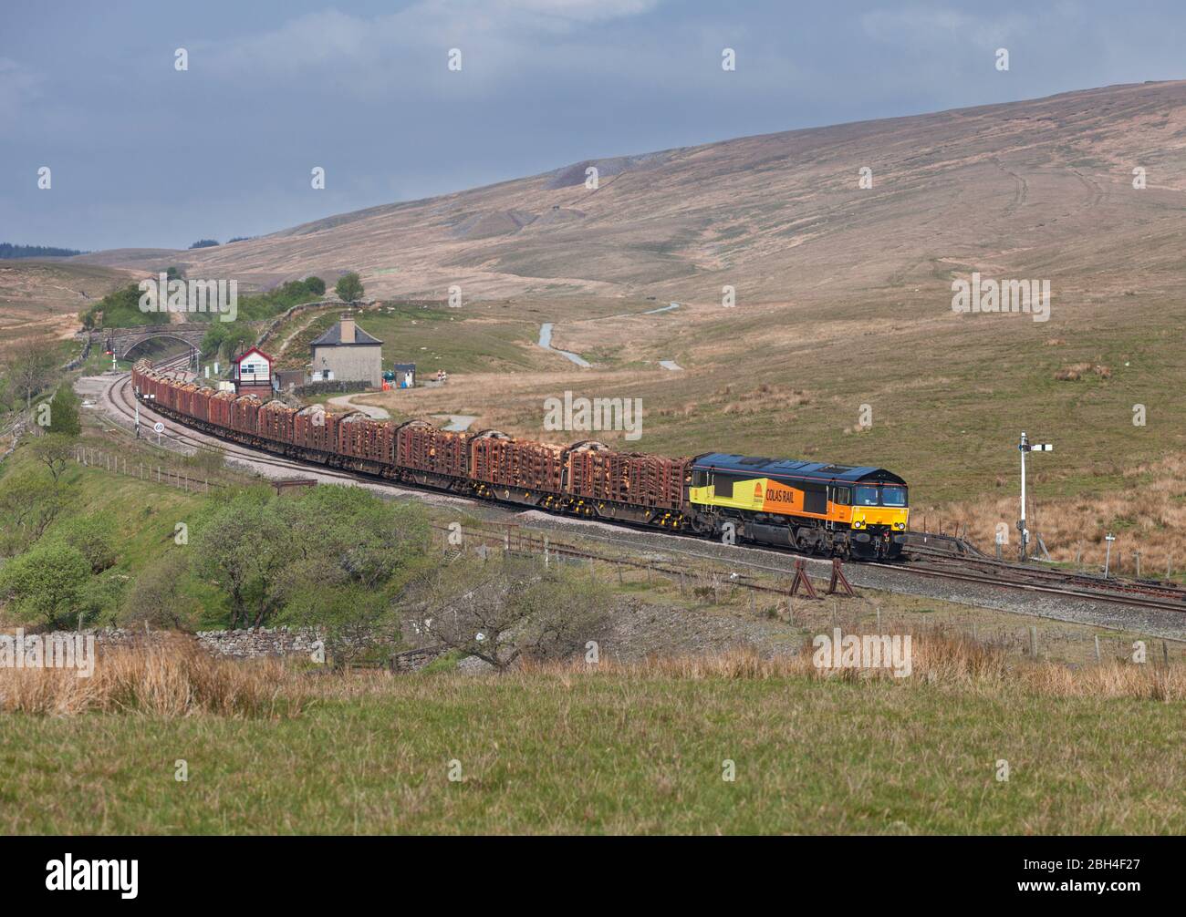 Colas rail Freight class 66 locomotive 66845 haling a train load of ...