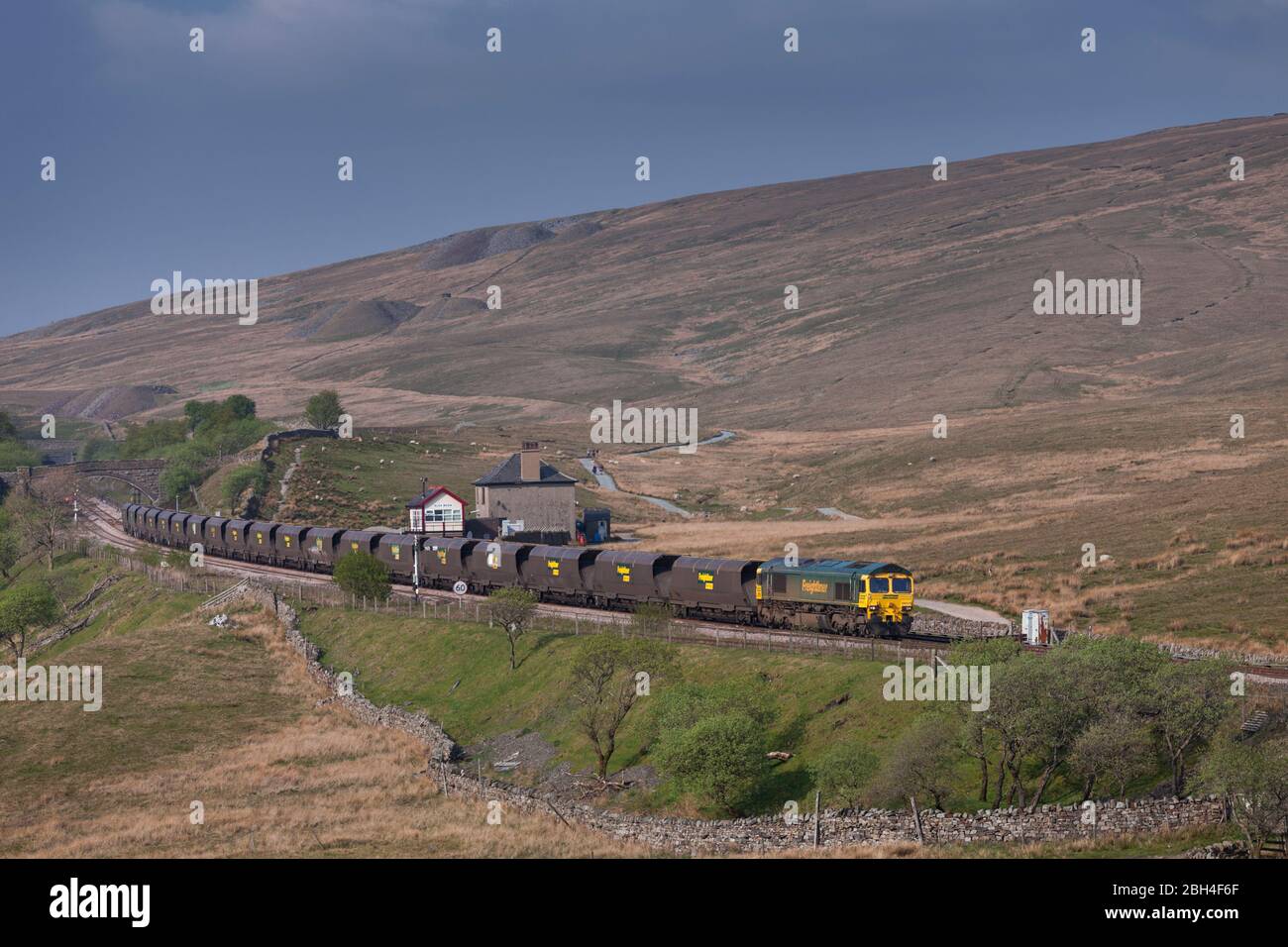 Freightliner class 66 locomotive 66525 passing Blea Moor (north of ...