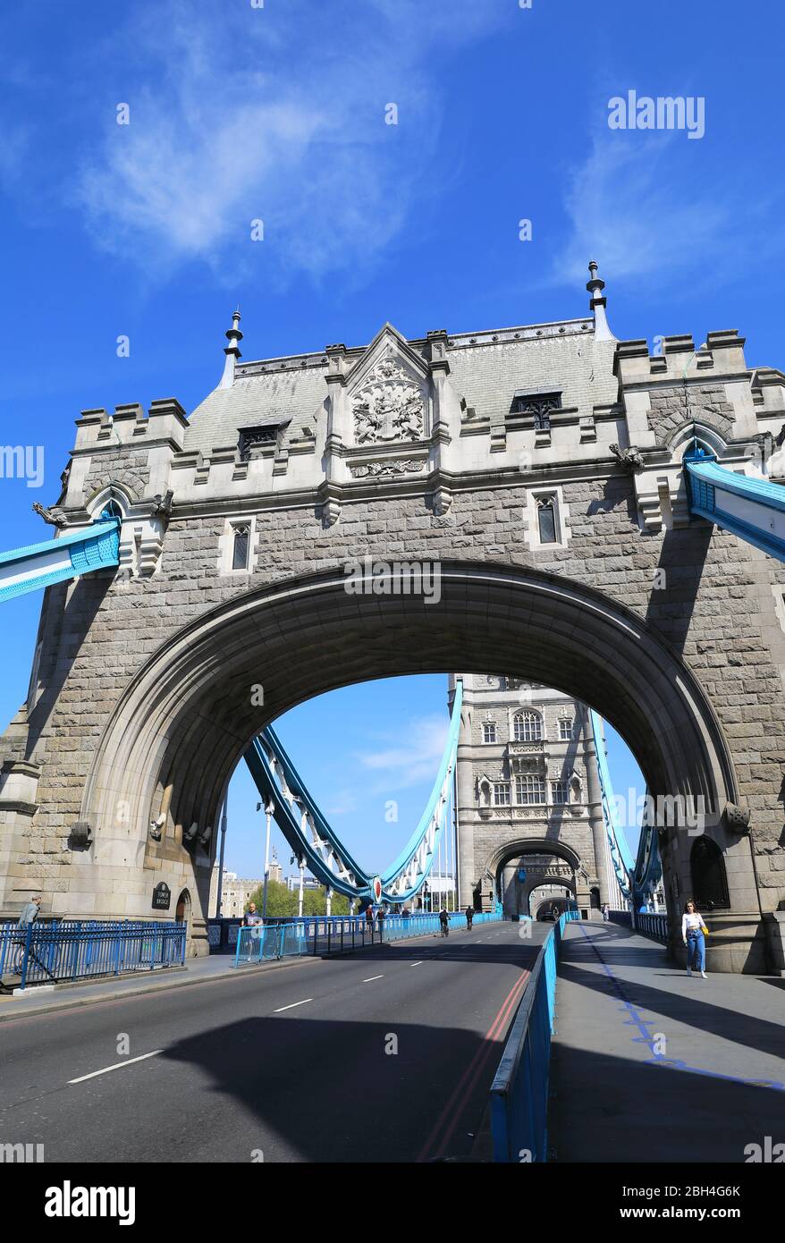 Iconic Tower Bridge with no traffic during the coronavirus pandemic ...