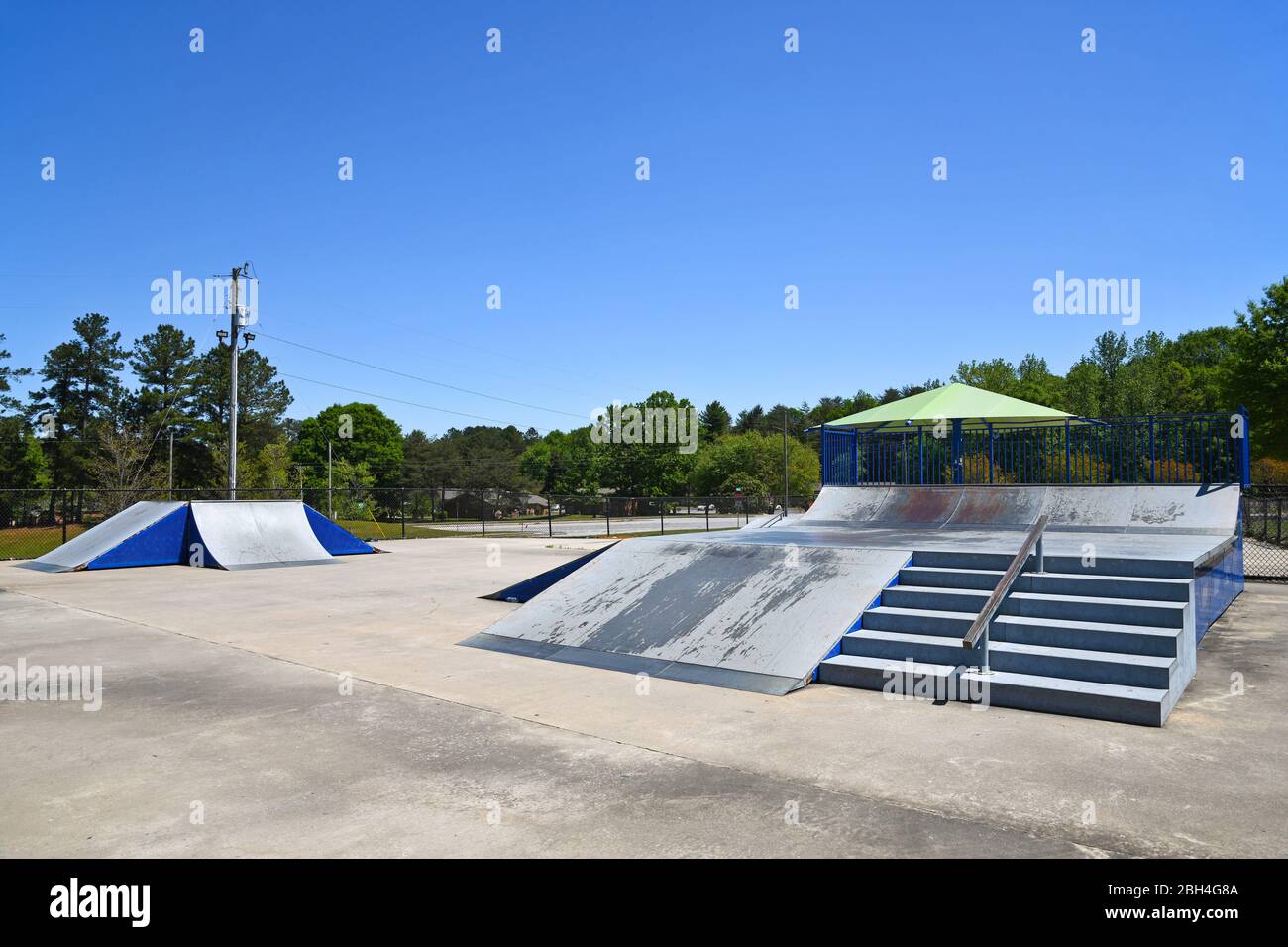 Empty skateboard park hi-res stock photography and images - Alamy