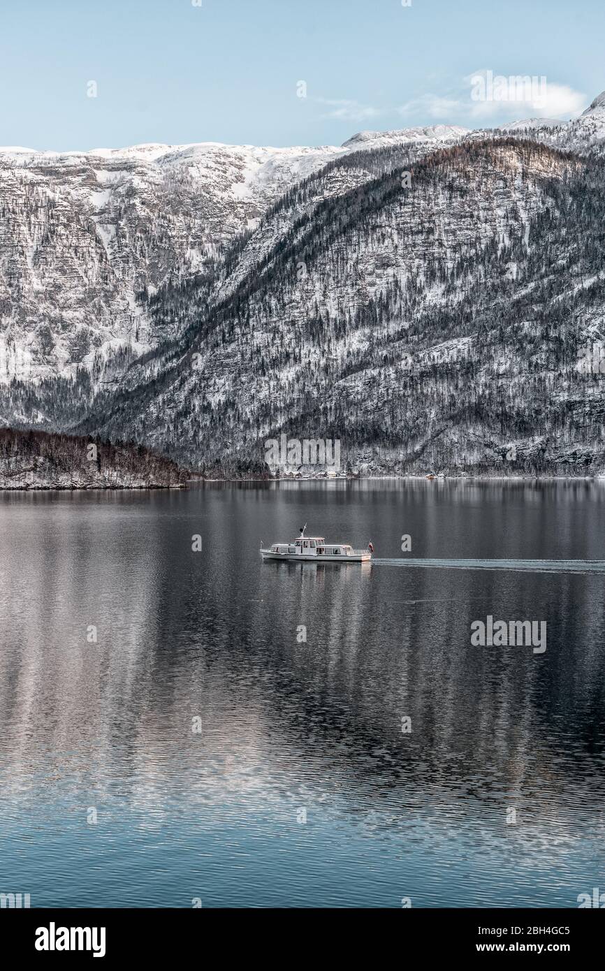 Ferry boat Stefanie on Hallstattersee lake circled by snow mountain in ...