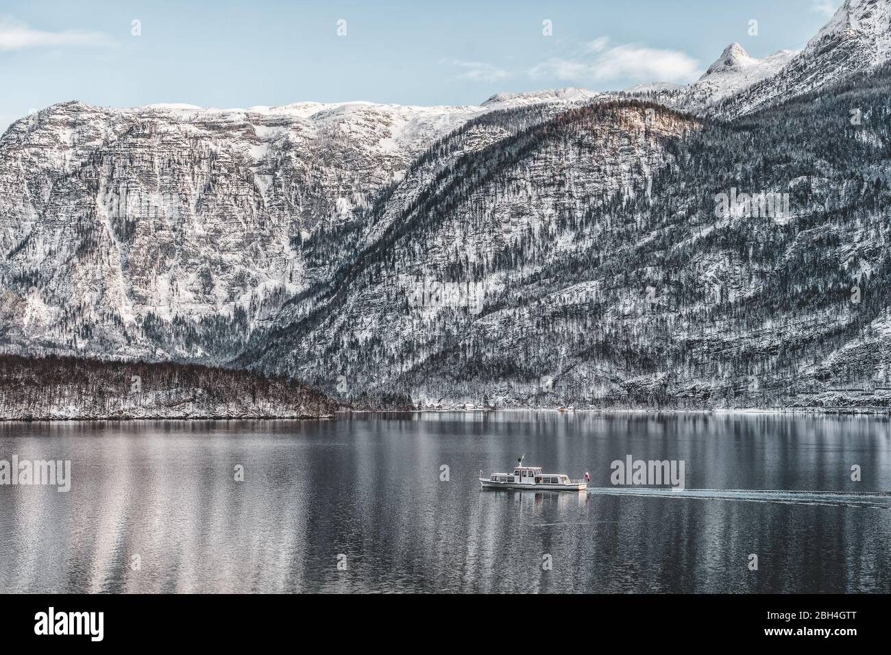 Ferry boat Stefanie on Hallstattersee lake circled by snow mountain in ...