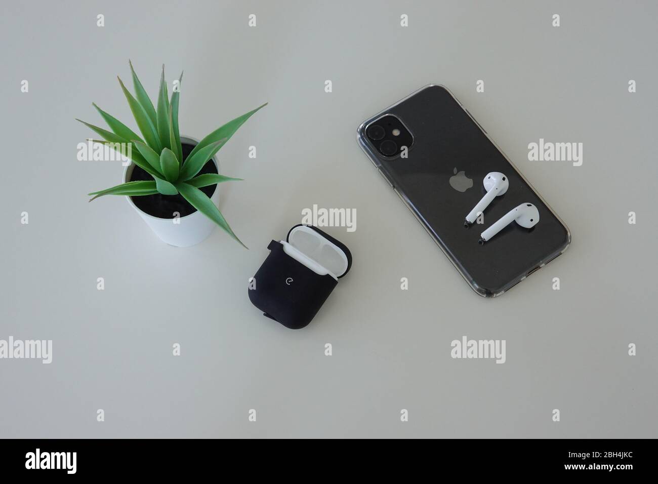 Airpod max hi-res stock photography and images - Alamy
