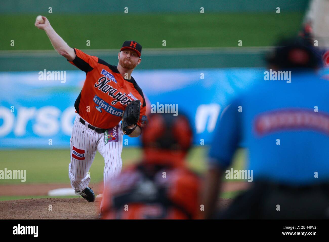 Barry Enright pitcher abridor por naranjeros ,durante el tercer juego ...
