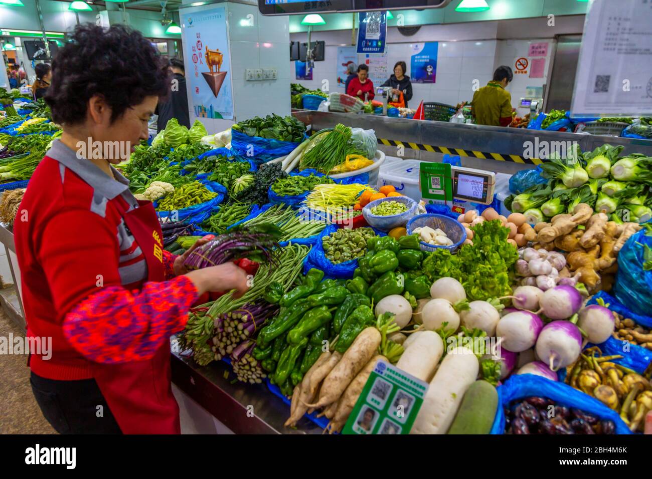 Busy market hi-res stock photography and images - Alamy