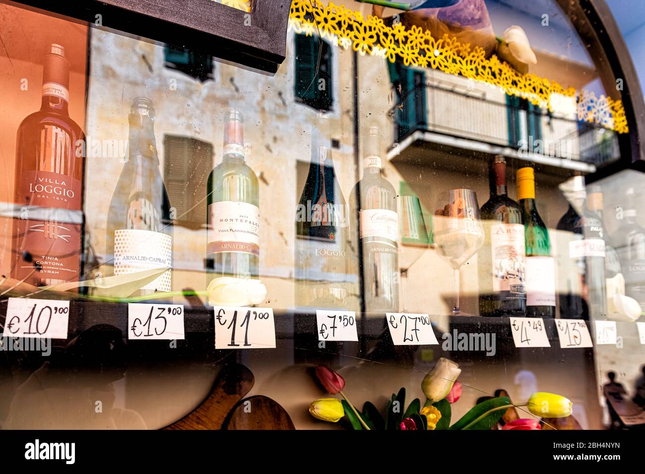 Liquor store display window hi-res stock photography and images - Alamy
