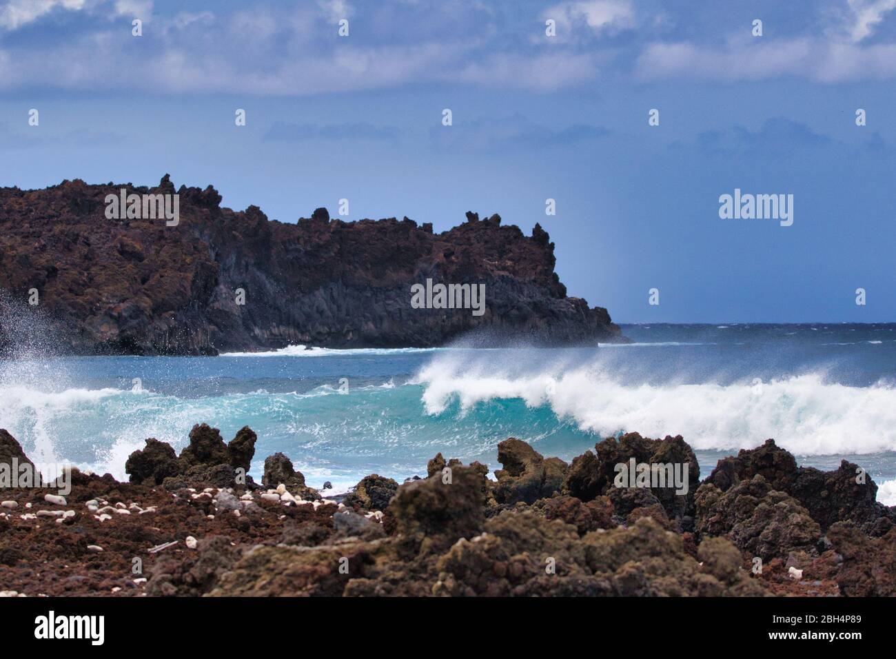 High waves breaking on rocks hi-res stock photography and images - Alamy